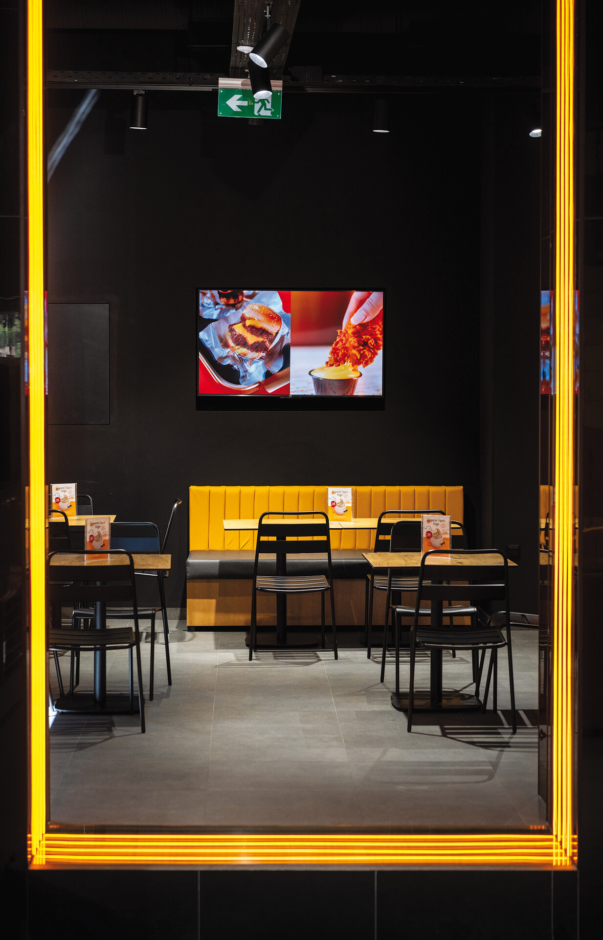 Jackaroo: Το αγαπημένο street food spot μάς περιμένει στο νέο του καθιστικό στον Πειραιά | LiFO